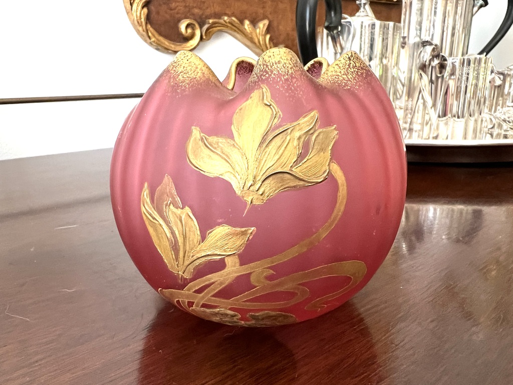 Art Glass Rose Bowl Antiques Board